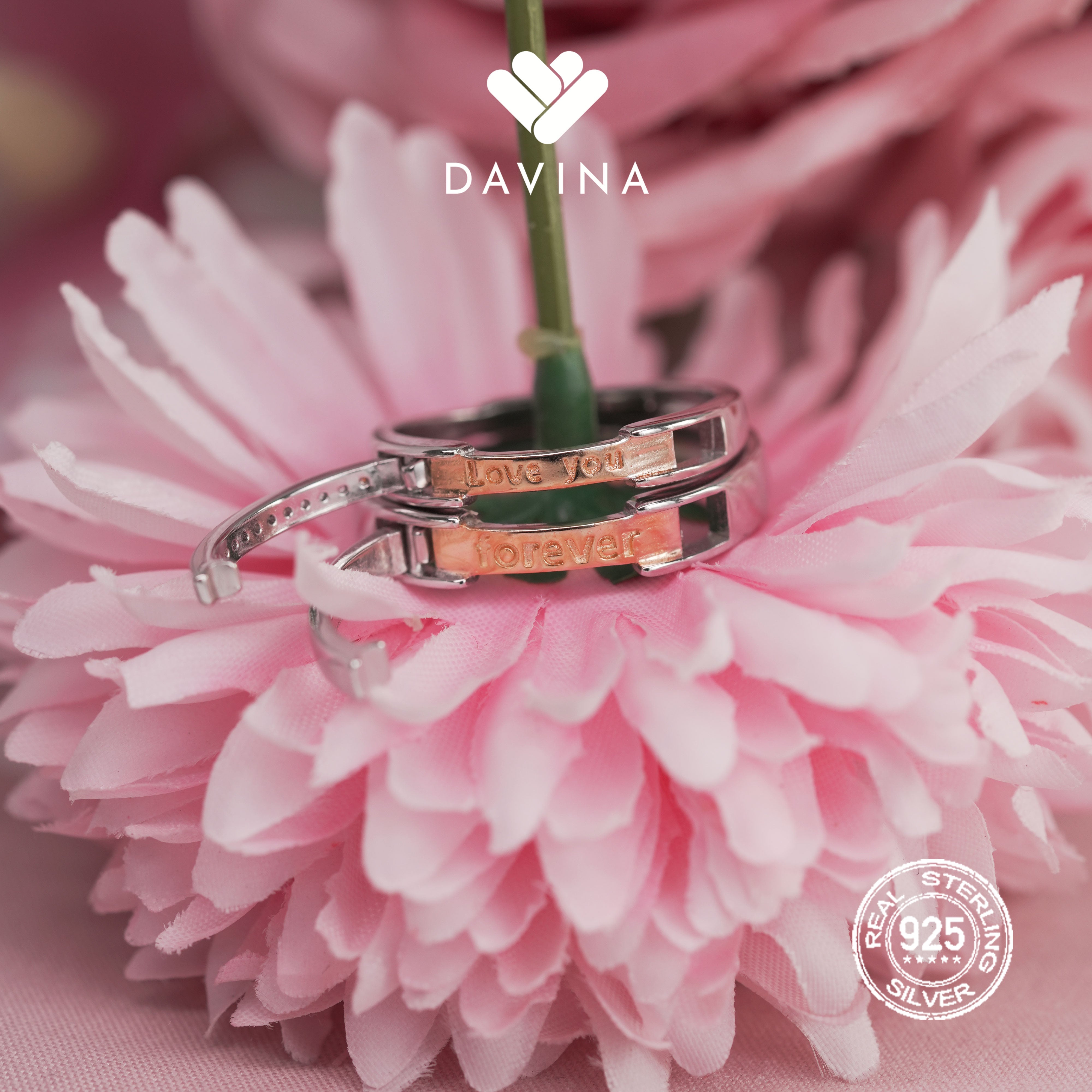 Cincin Couple DAVINA: Simbol Keseriusan dengan Ukiran “Love You Foreve